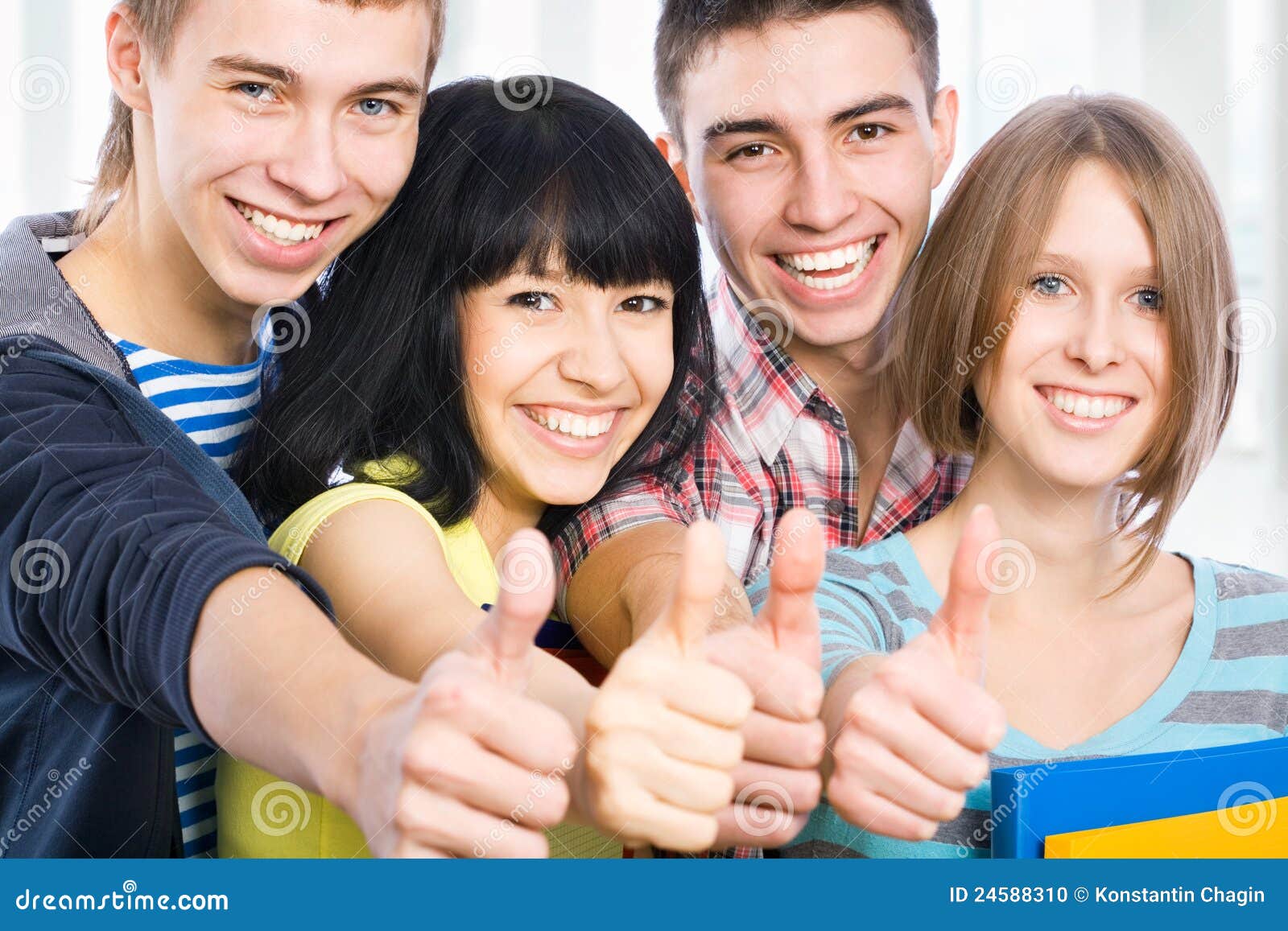 Estudiantes felices foto de archivo. Imagen de aislante - 24588310