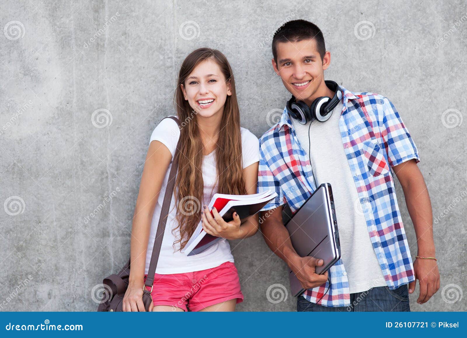 Estudiantes felices imagen de archivo. Imagen de hermoso - 26107721