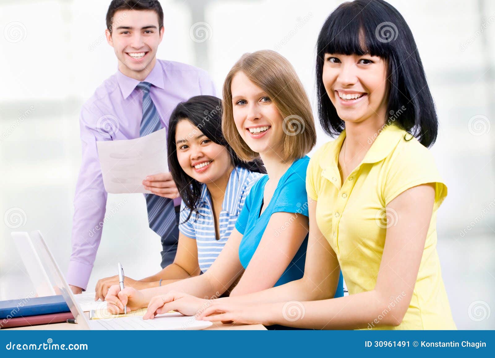 Estudiantes felices imagen de archivo. Imagen de feliz - 30961491