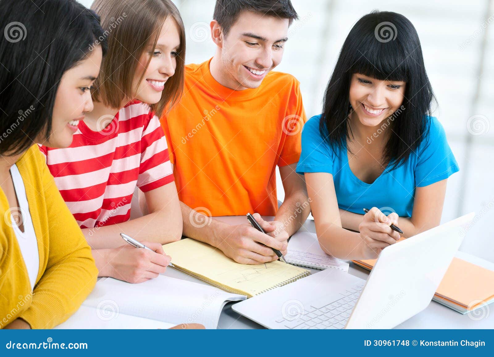 Estudiantes felices foto de archivo. Imagen de sentada - 30961748