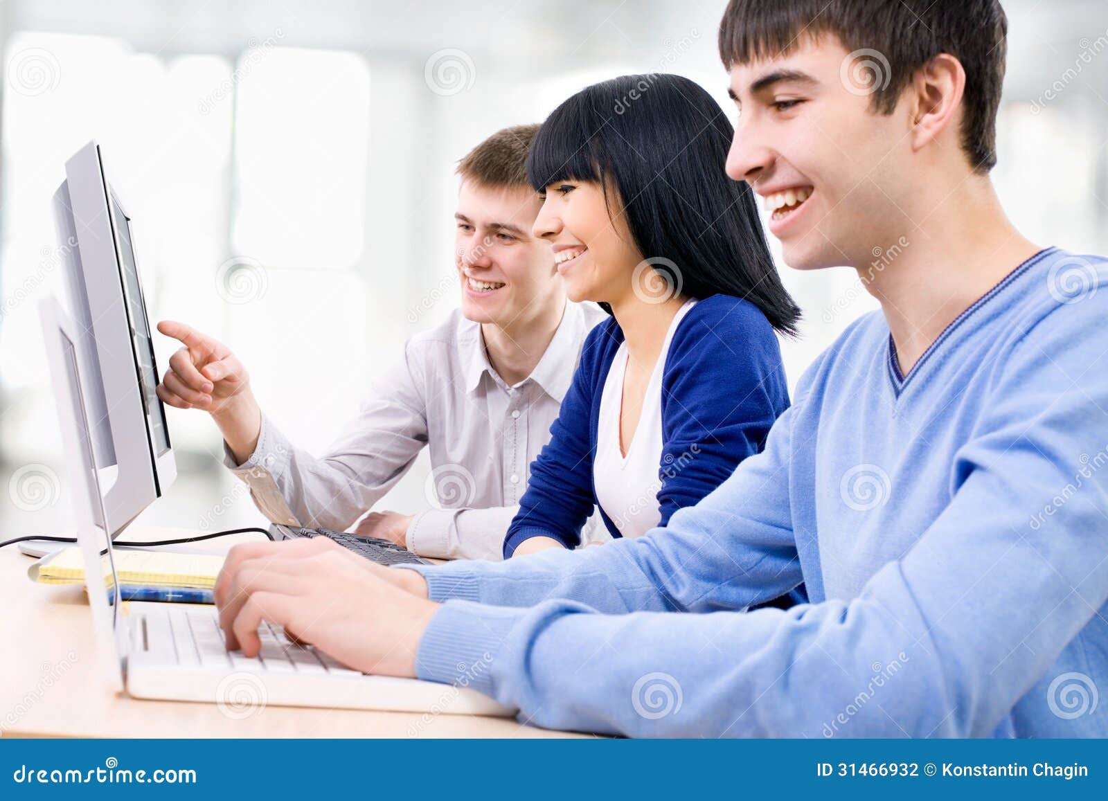 Estudiantes felices foto de archivo. Imagen de amigos - 31466932