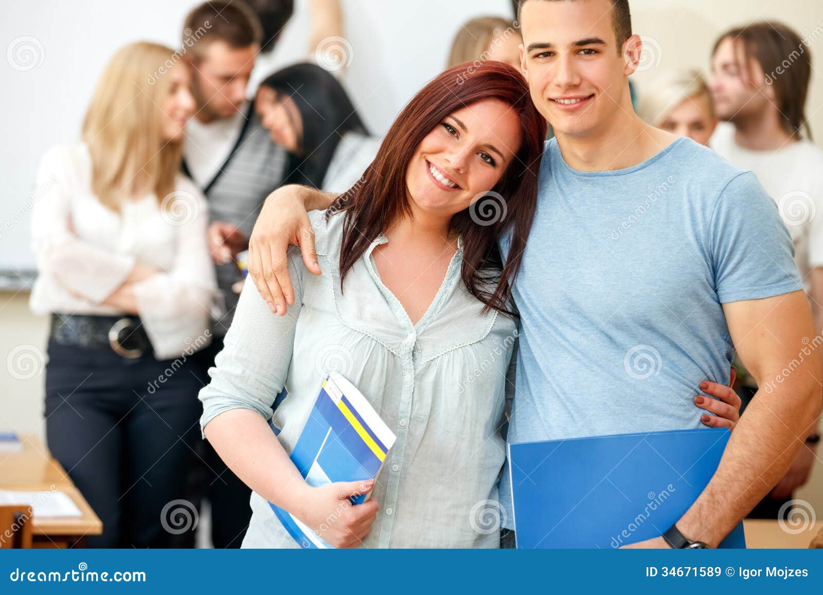 Estudiantes felices imagen de archivo. Imagen de examen - 34671589