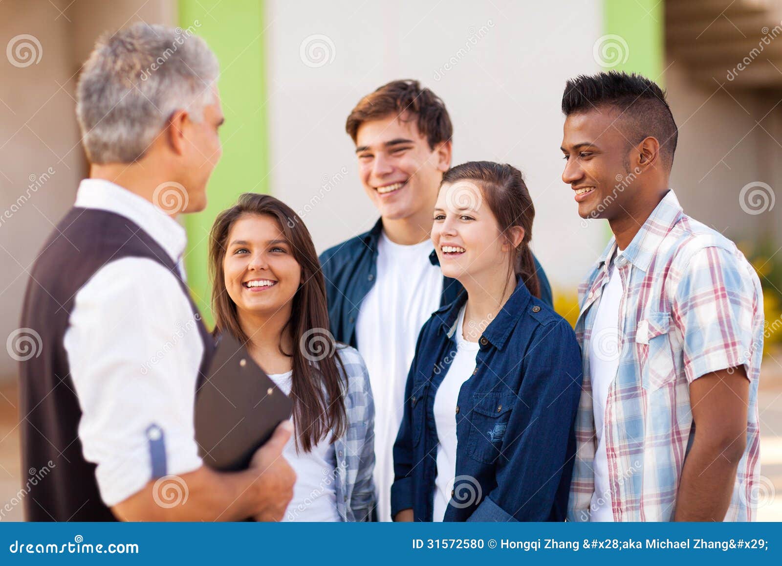 Estudiantes Que Hablan Del Profesor Foto de archivo - Imagen de grupo ...