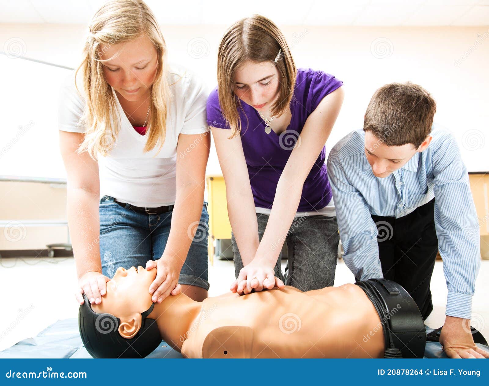 Estudiantes Que Practican Salvamento Del CPR Foto de archivo - Imagen ...
