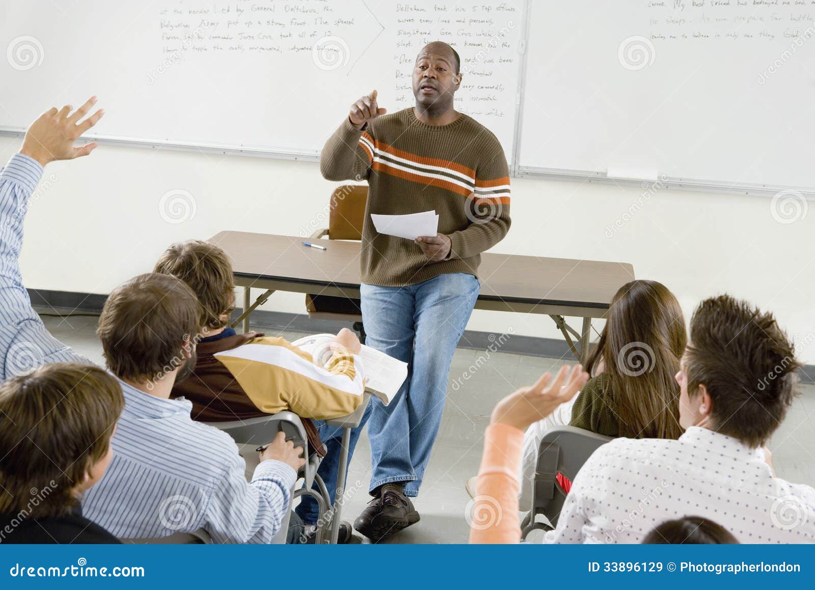 Estudiantes Universitarios Y Profesor in Classroom Imagen de archivo ...
