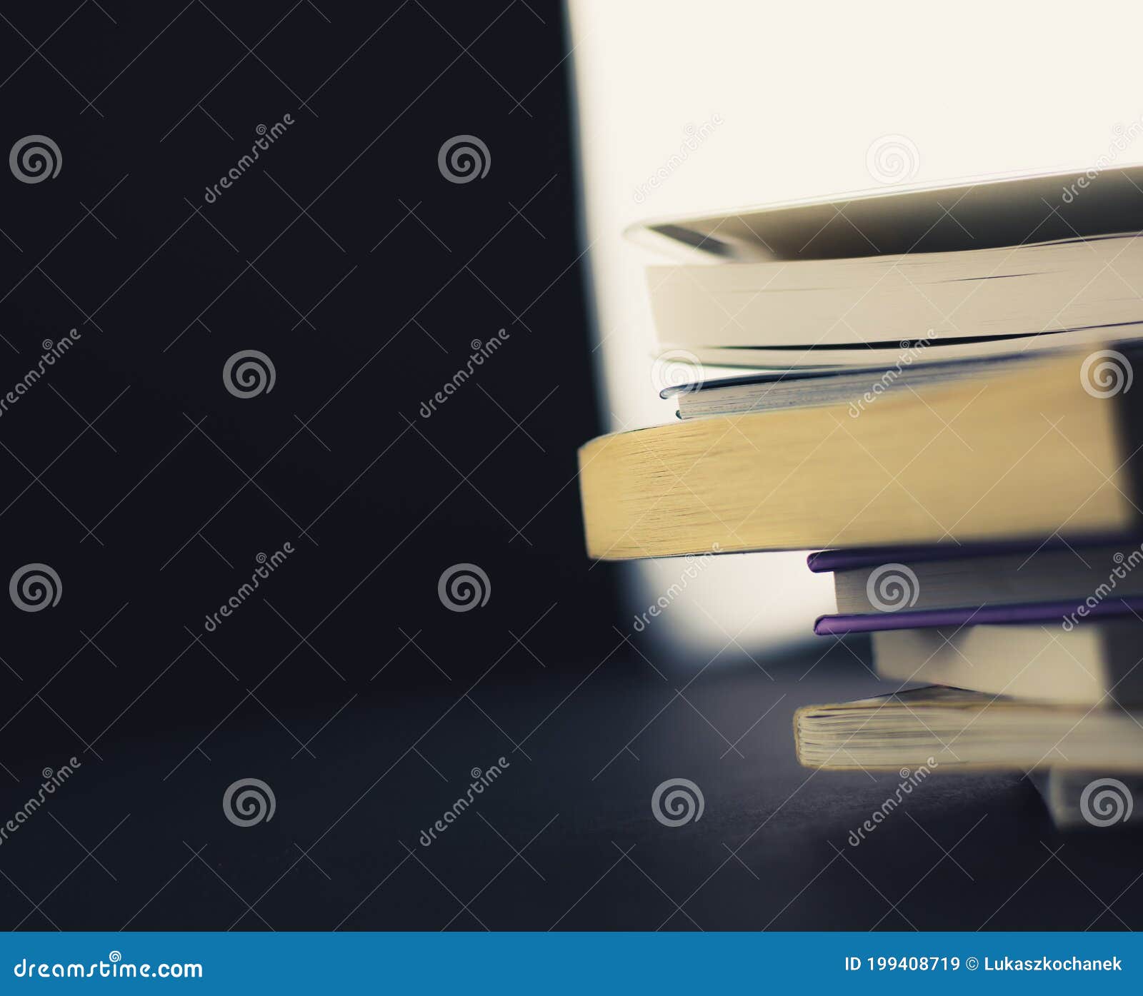 Estudiar De Libros - Un Montón De Libros Imagen de archivo - Imagen de ...