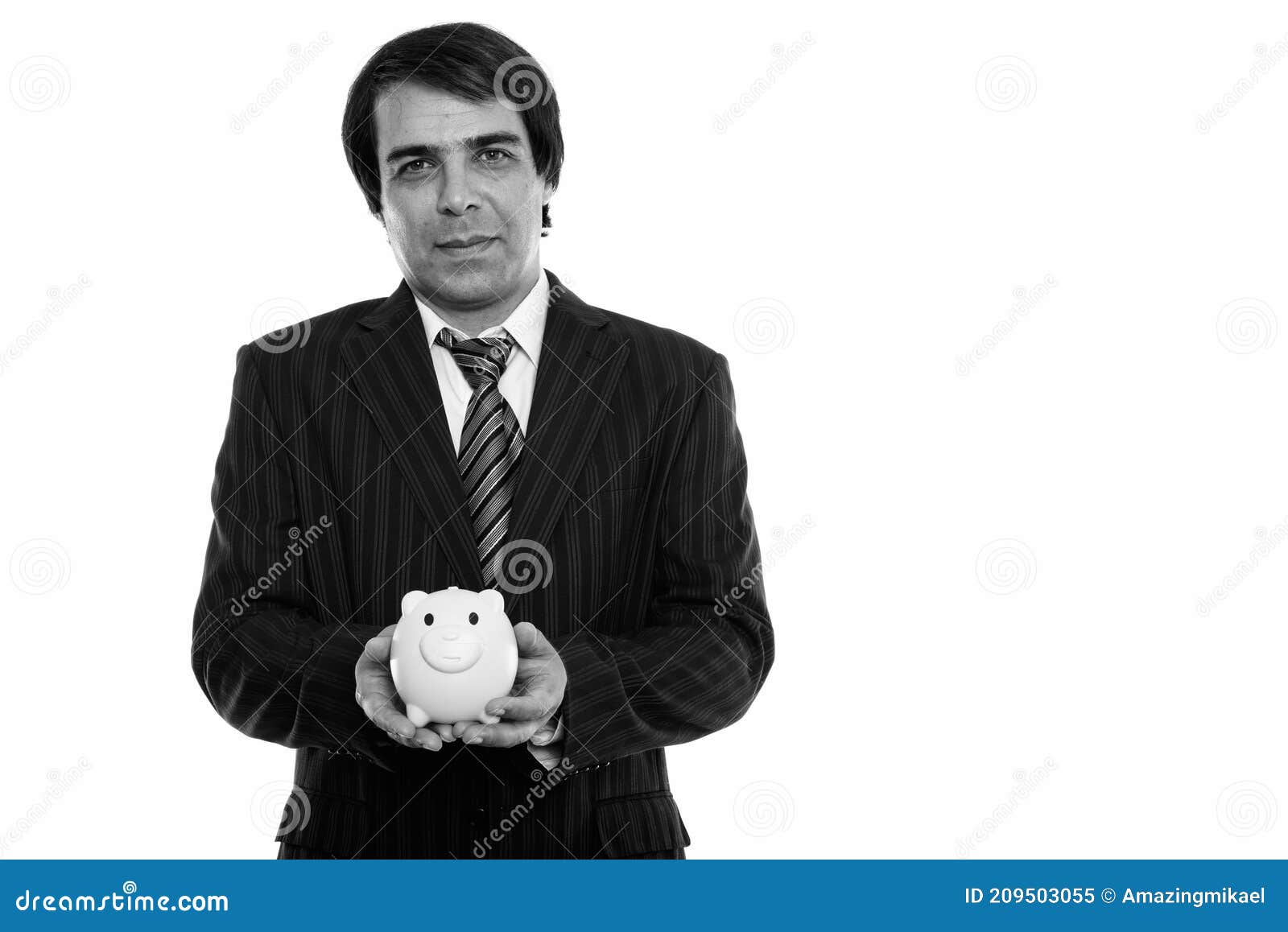 Estudio De Un Joven Empresario Persa Sosteniendo Un Banco De Cerditos ... Estudio De Un Joven Empresario Persa Sosteniendo Un Banco De Cerditos ...