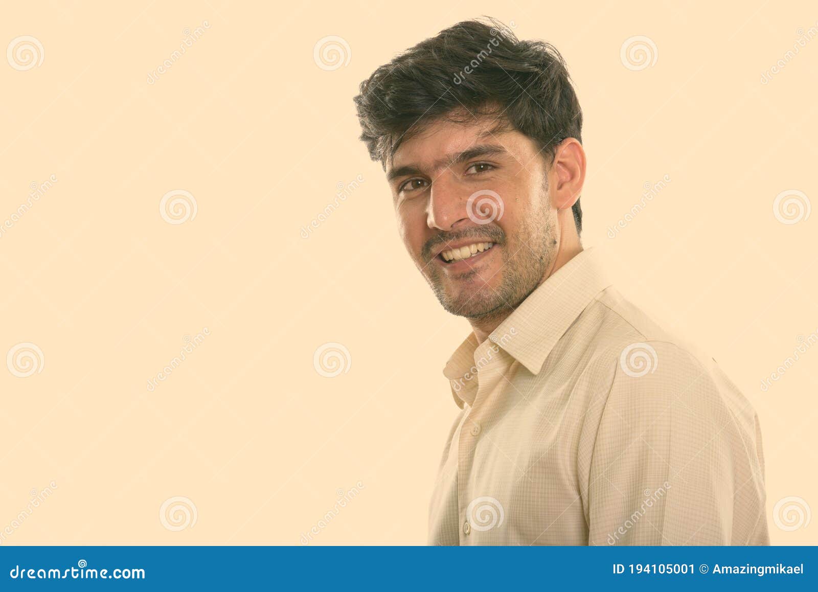 Estudio De Un Joven Y Feliz Empresario Persa Sonriendo Imagen de ... Estudio De Un Joven Y Feliz Empresario Persa Sonriendo Imagen de ...