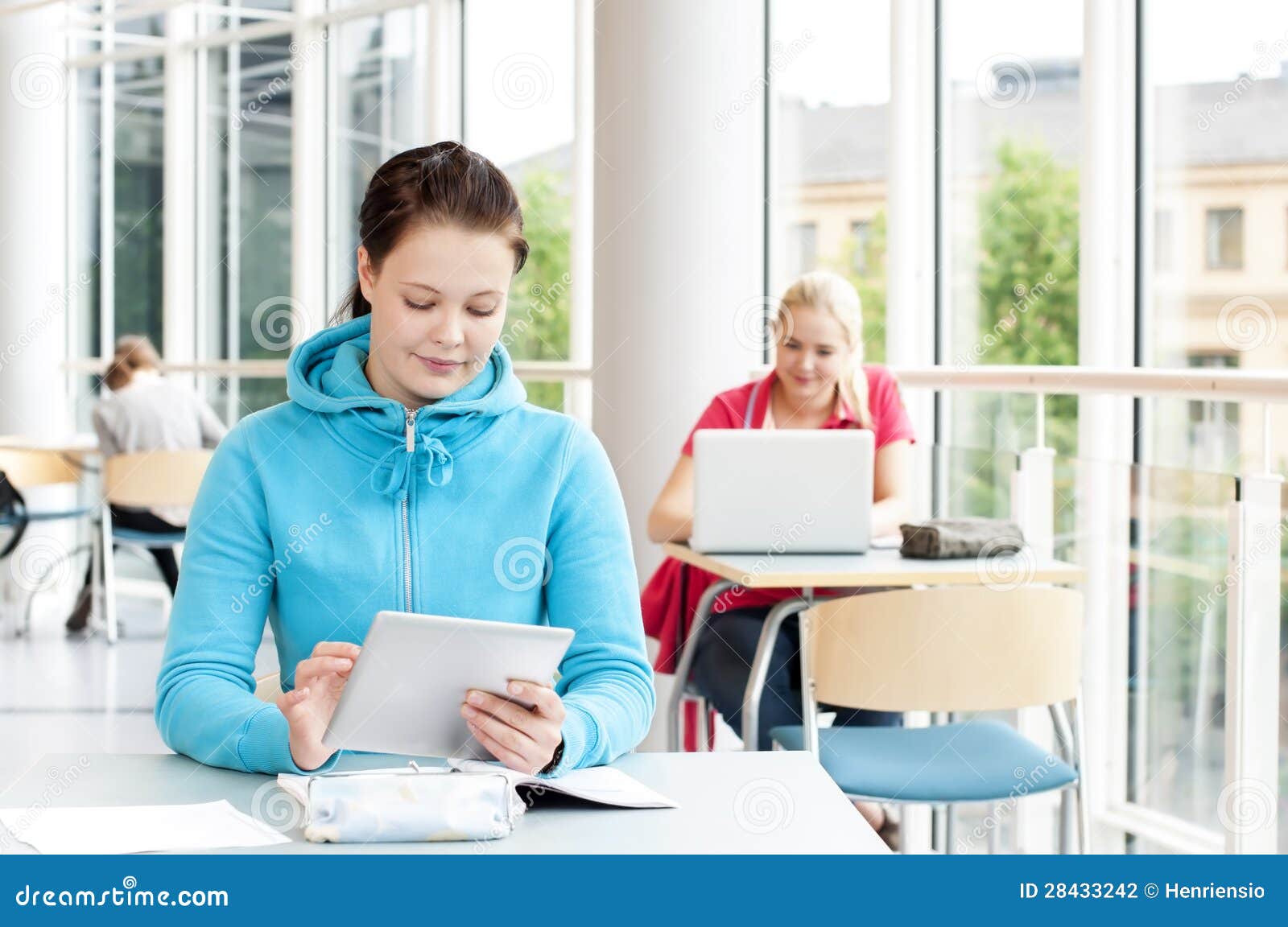 Estudo dos estudantes foto de stock. Imagem de olhar - 28433242