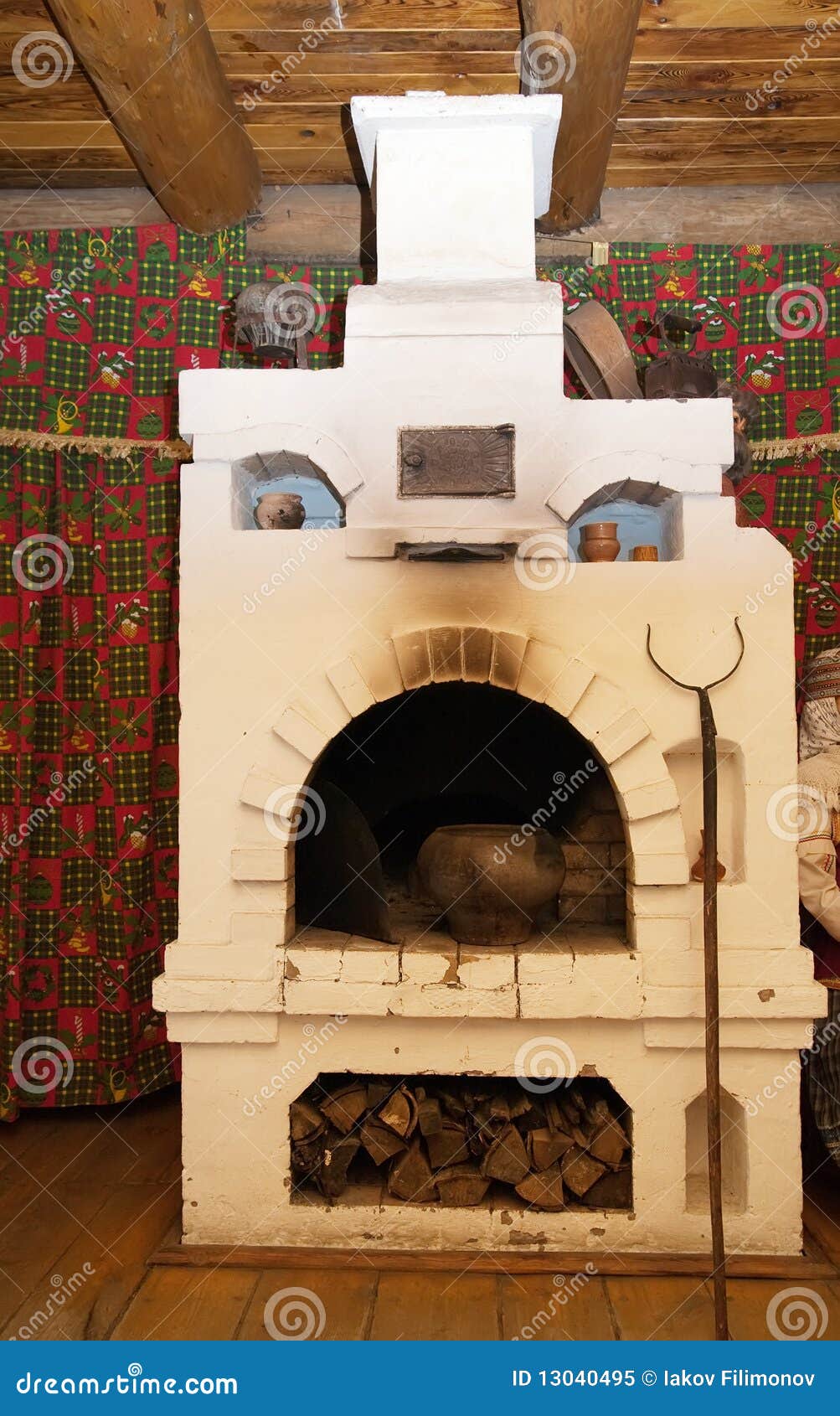 Estufa rusa imagen de archivo. Imagen de torcer, aldea - 13040495