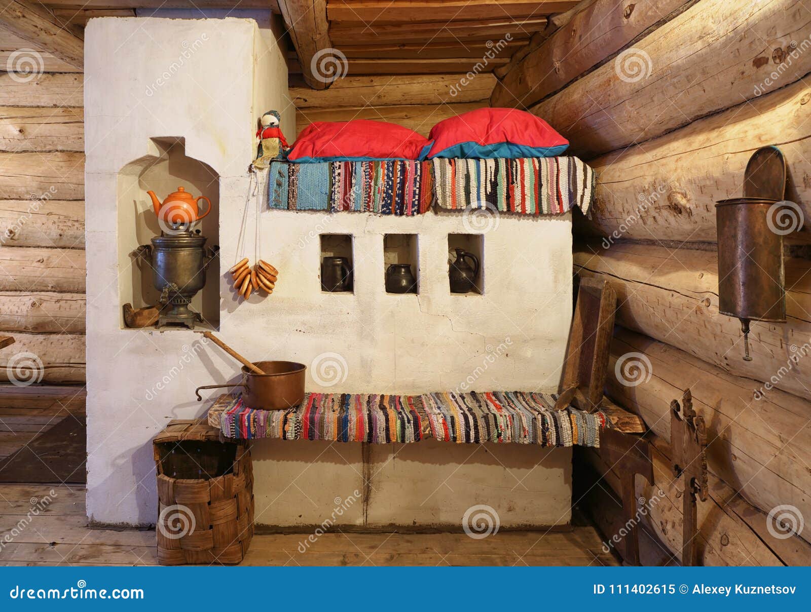 Estufa rusa tradicional imagen de archivo. Imagen de rural - 111402615