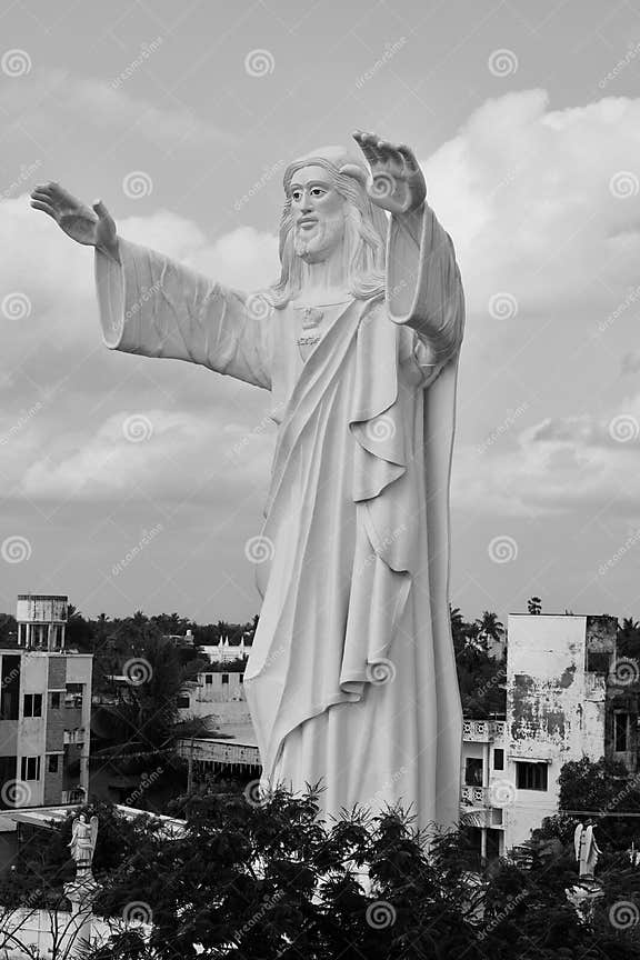 Estátua De Jesus Em Pé E Benção Com Ambas As Mãos Contra O Fundo Do Céu