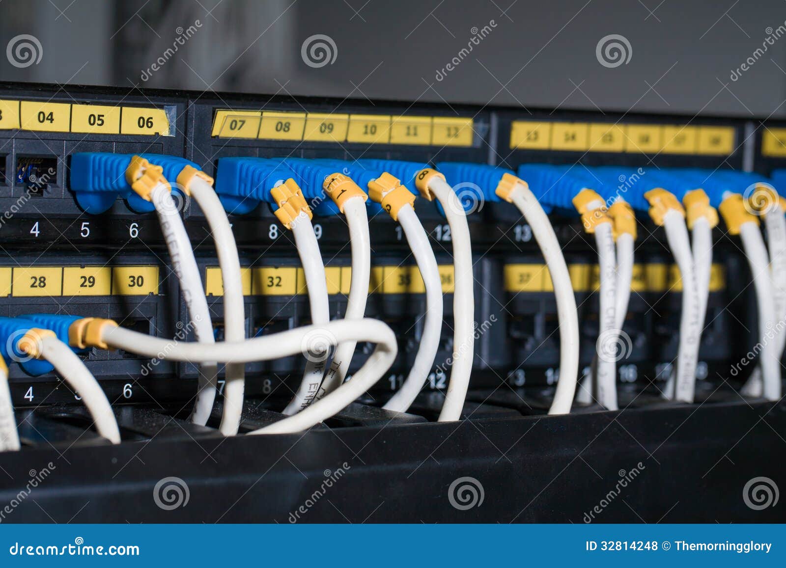 Ethernet-Kabel Angeschlossen an Server Stockfoto - Bild von technologie ...