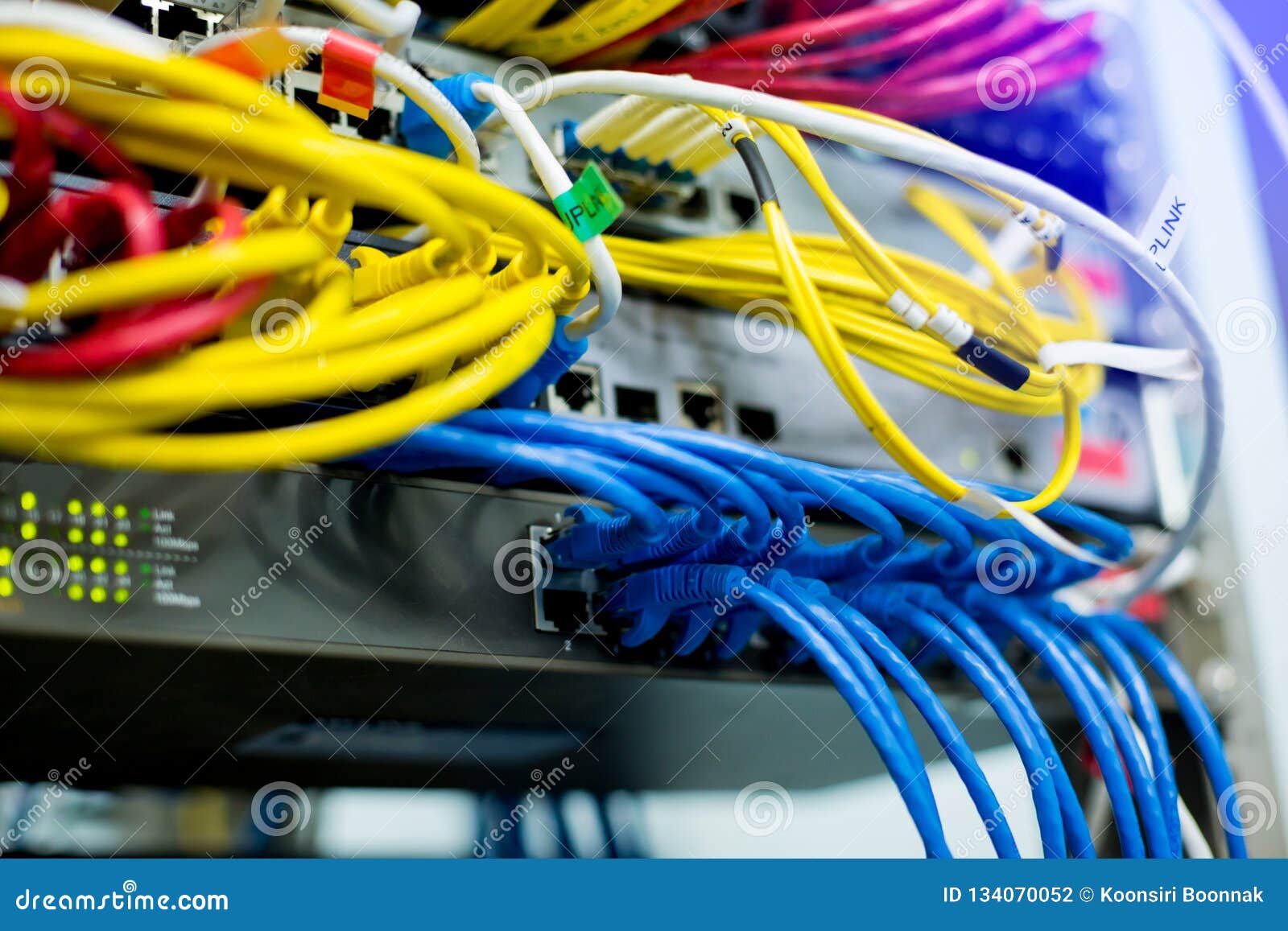 Ethernetkabels En Netwerkswitching Hub LAN System Communication Stock ...