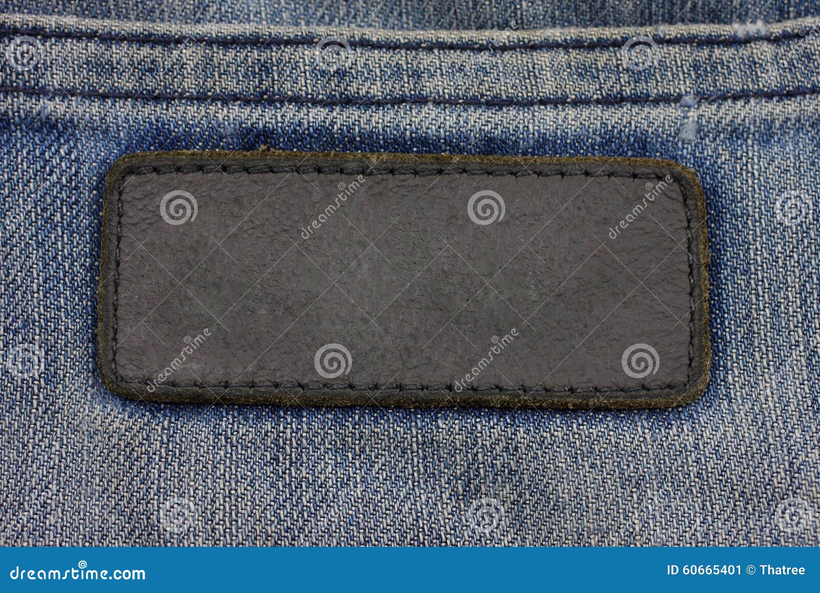 Etiqueta cosida en tejanos imagen de archivo. Imagen de blanco - 60665401