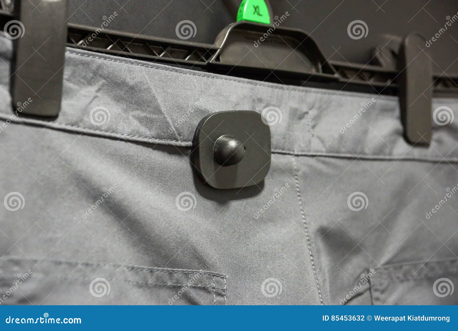 Etiqueta Dura Del RFID Para La Ropa Foto de archivo - Imagen de ...