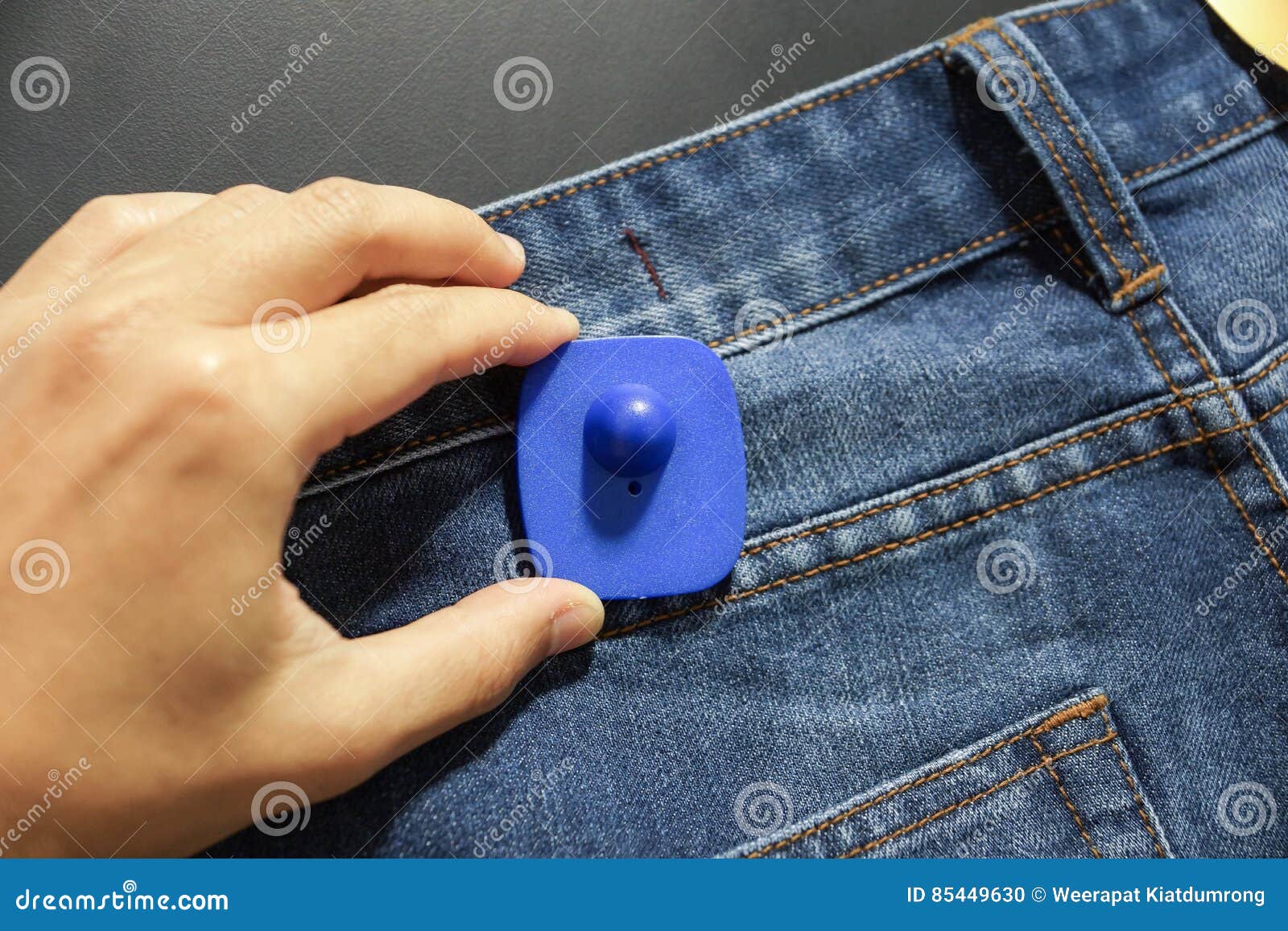 Etiqueta Dura Do RFID Para a Roupa Foto de Stock - Imagem de alarme ...