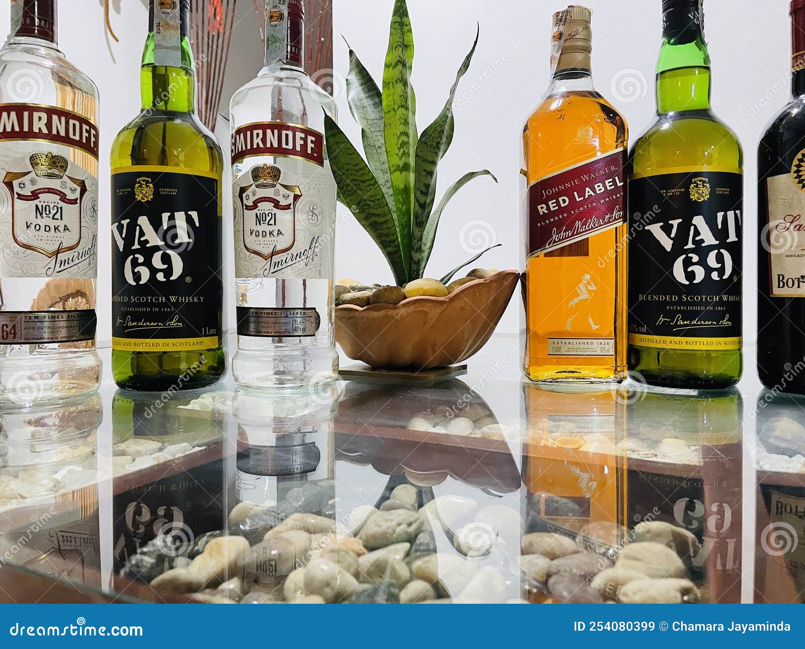 Etiqueta Roja De Alcohol Vat 69 Imagen de archivo editorial - Imagen de ...