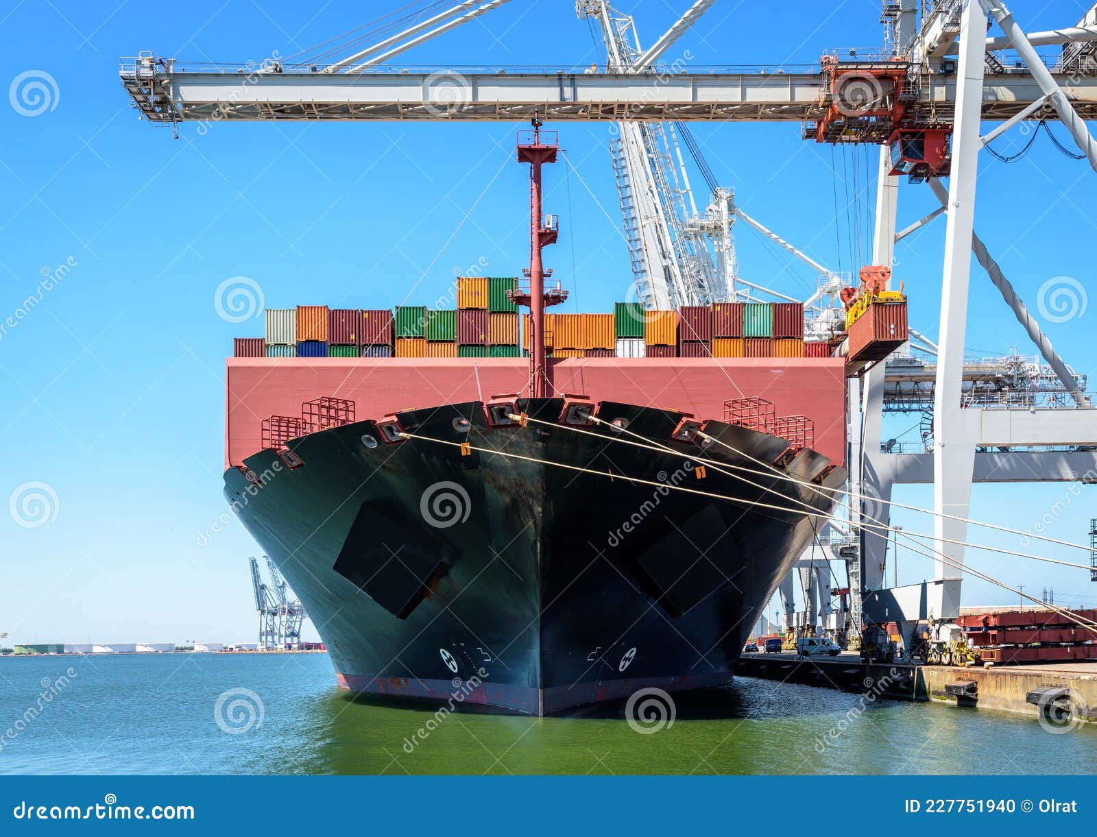 Ett Containerfartyg Vid Dockan Arkivfoto - Bild av bock, himmel: 227751940