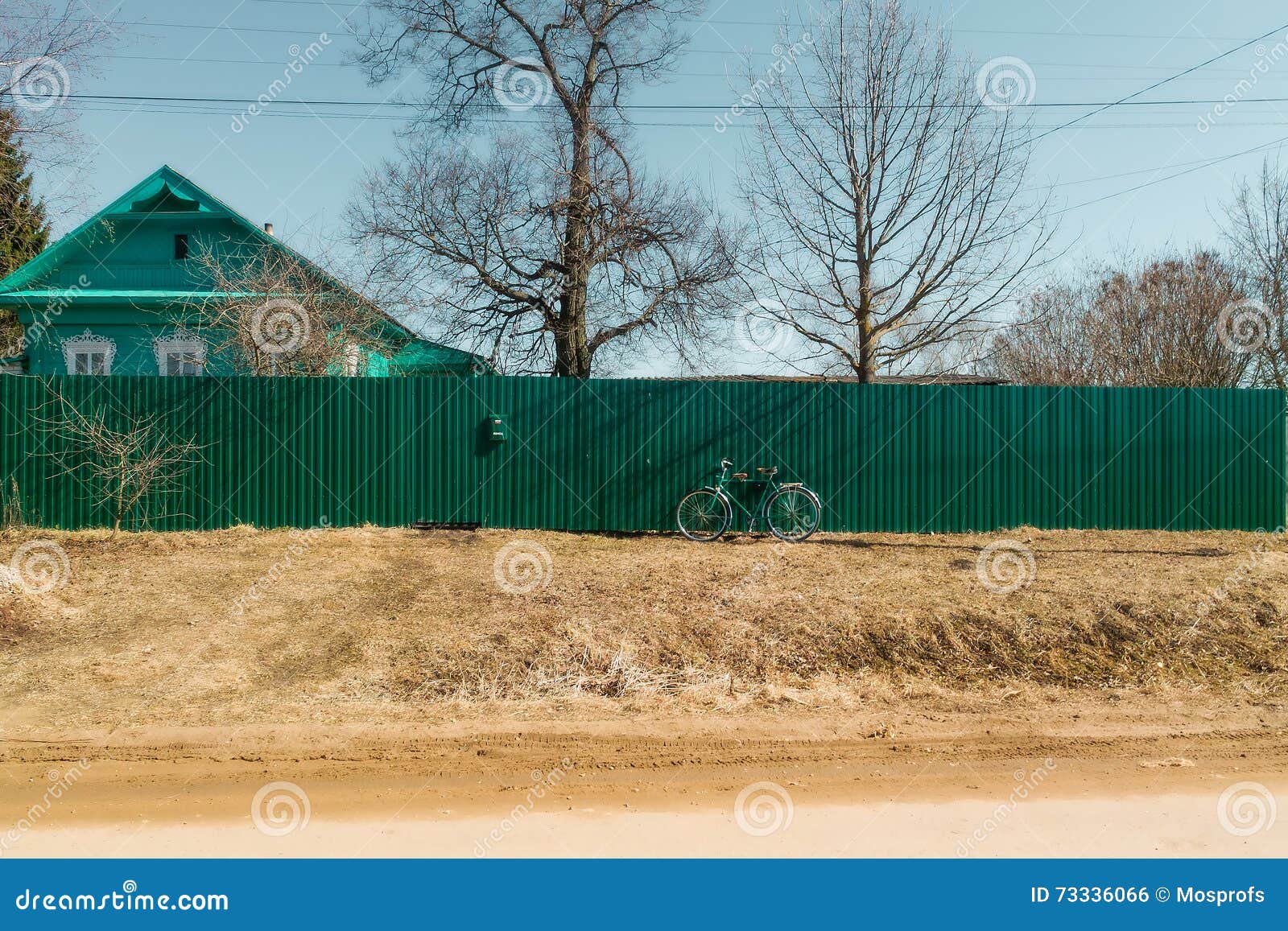 Etude met de groene fiets stock foto. Image of fiets - 73336066