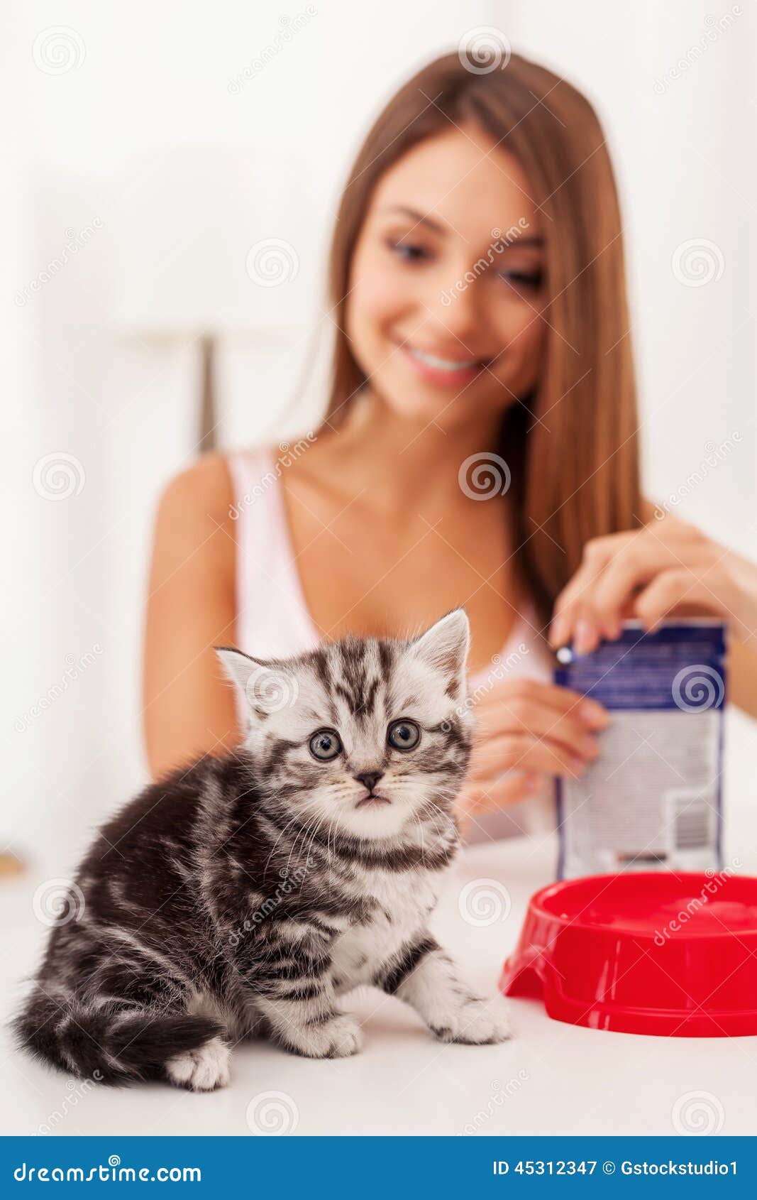 Eu estou tão com fome! imagem de stock. Imagem de canido - 45312347