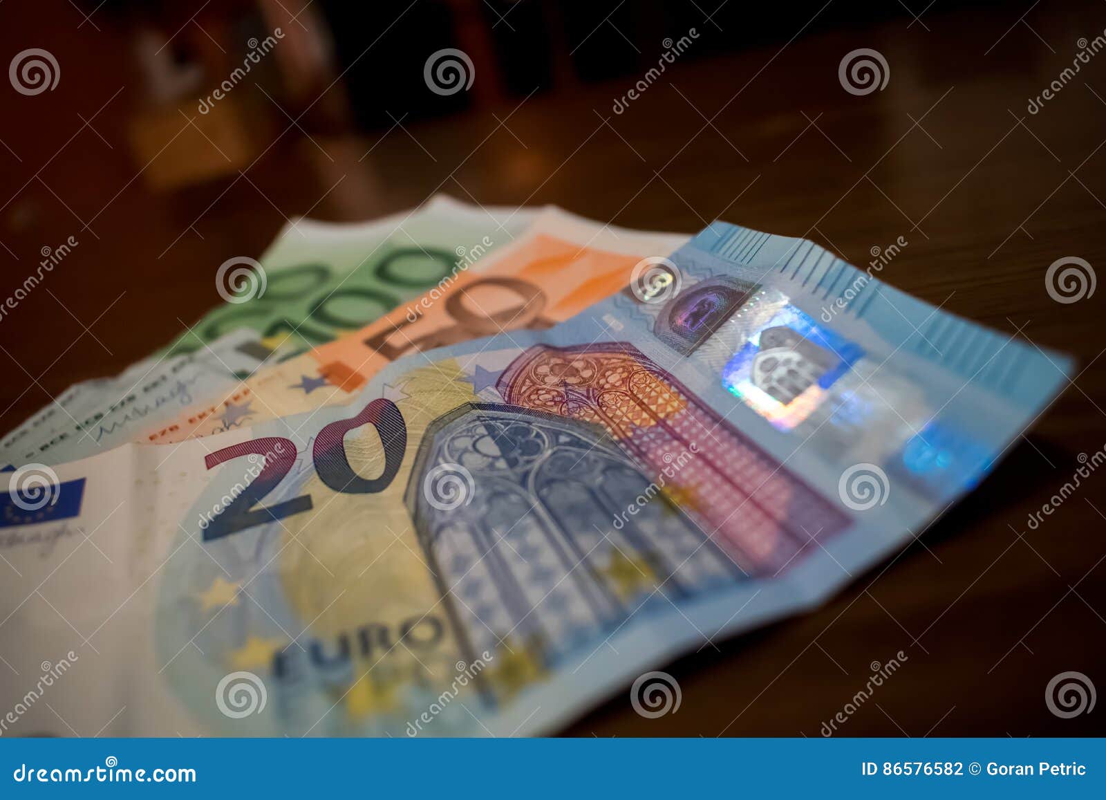 Euro Billets De Banque D'argent Sur La Table Photo stock - Image du ...