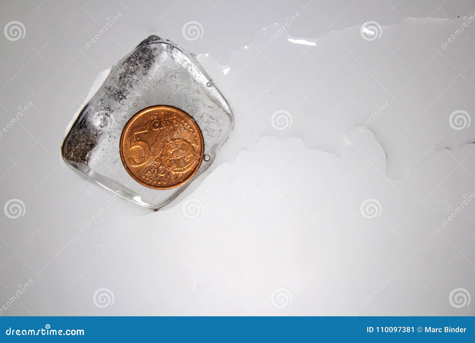 Euro- Centavo Cinco Congelado No Gelo Imagem de Stock - Imagem de frio ...