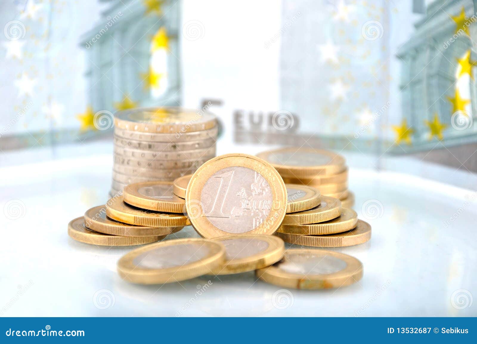 Euro devise image stock. Image du angle, coût, coins - 13532687