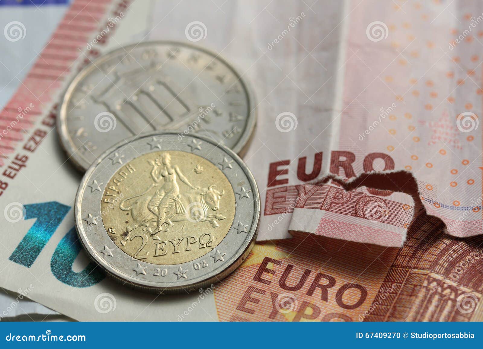 Euro- Moeda Rasgada Do Grego Da Nota E Do Vintage Foto de Stock ...