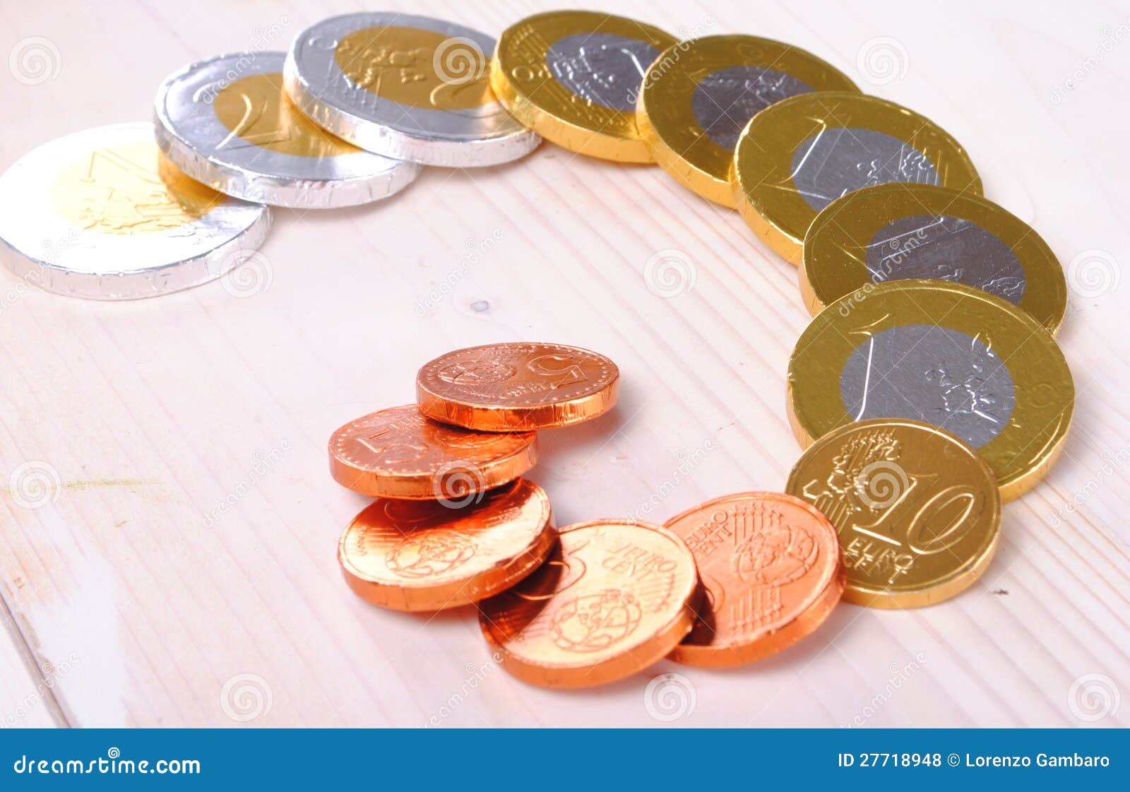 Euro- Moedas Feitas Do Chocolate Foto de Stock - Imagem de marrom ...