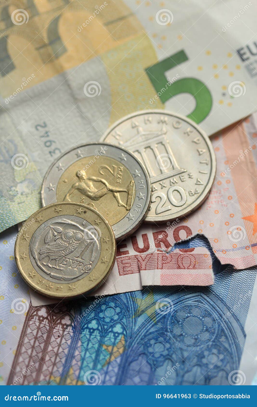 Euro- Moedas Rasgadas Do Grego Da Nota E Do Vintage Imagem de Stock ...