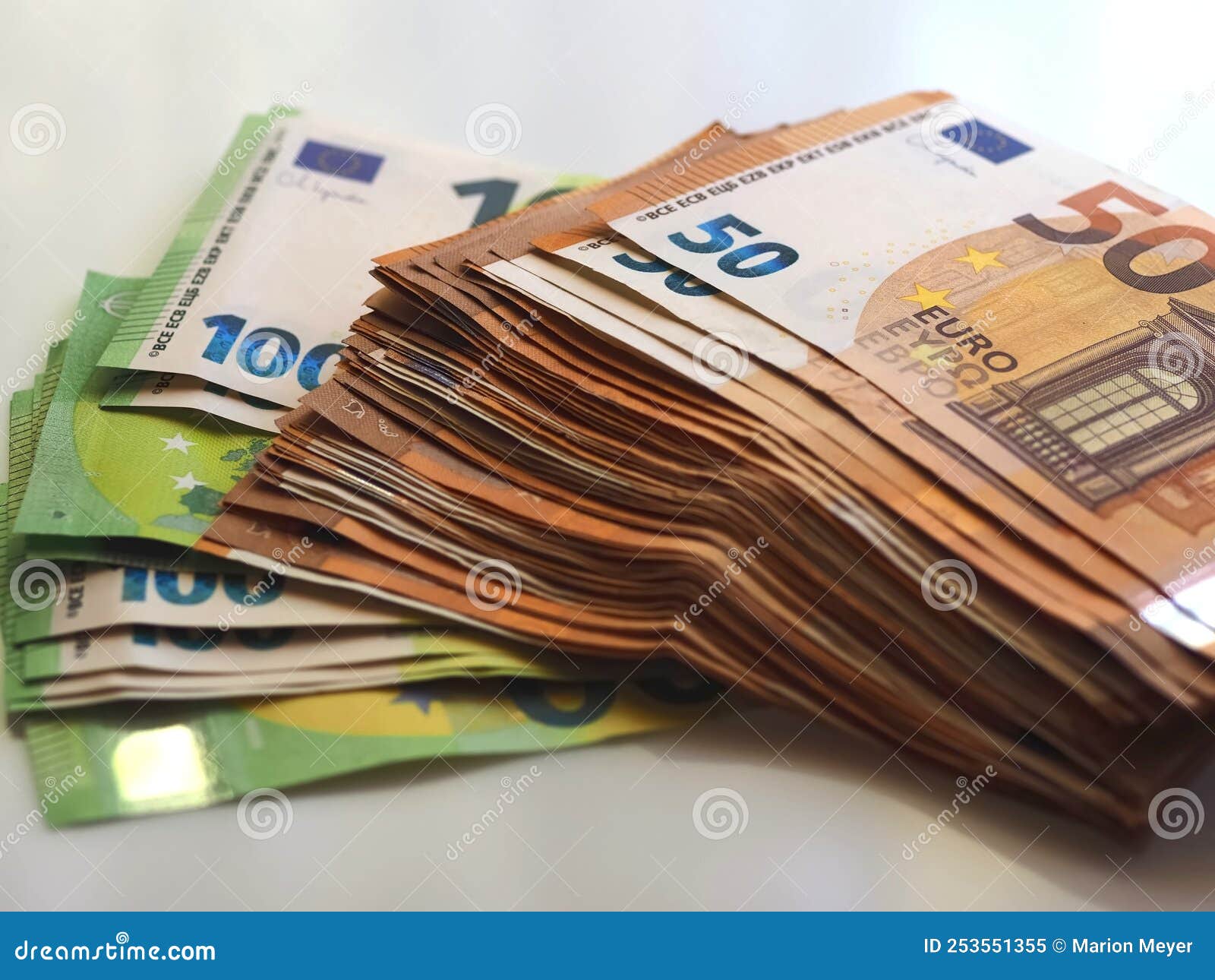 Euro-Scheine Oder Banknoten 100 Und 50 Euro Stockbild - Bild von ...