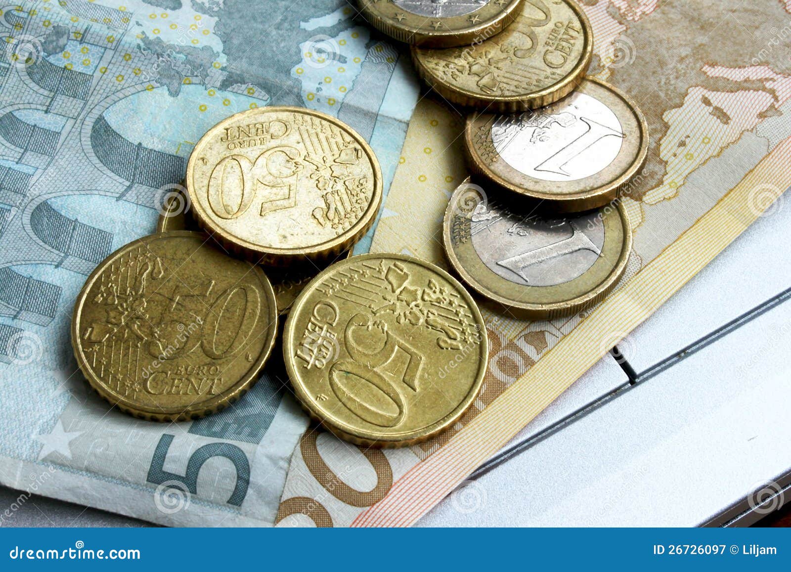 Eurosedlar och mynt fotografering för bildbyråer. Bild av euro - 26726097