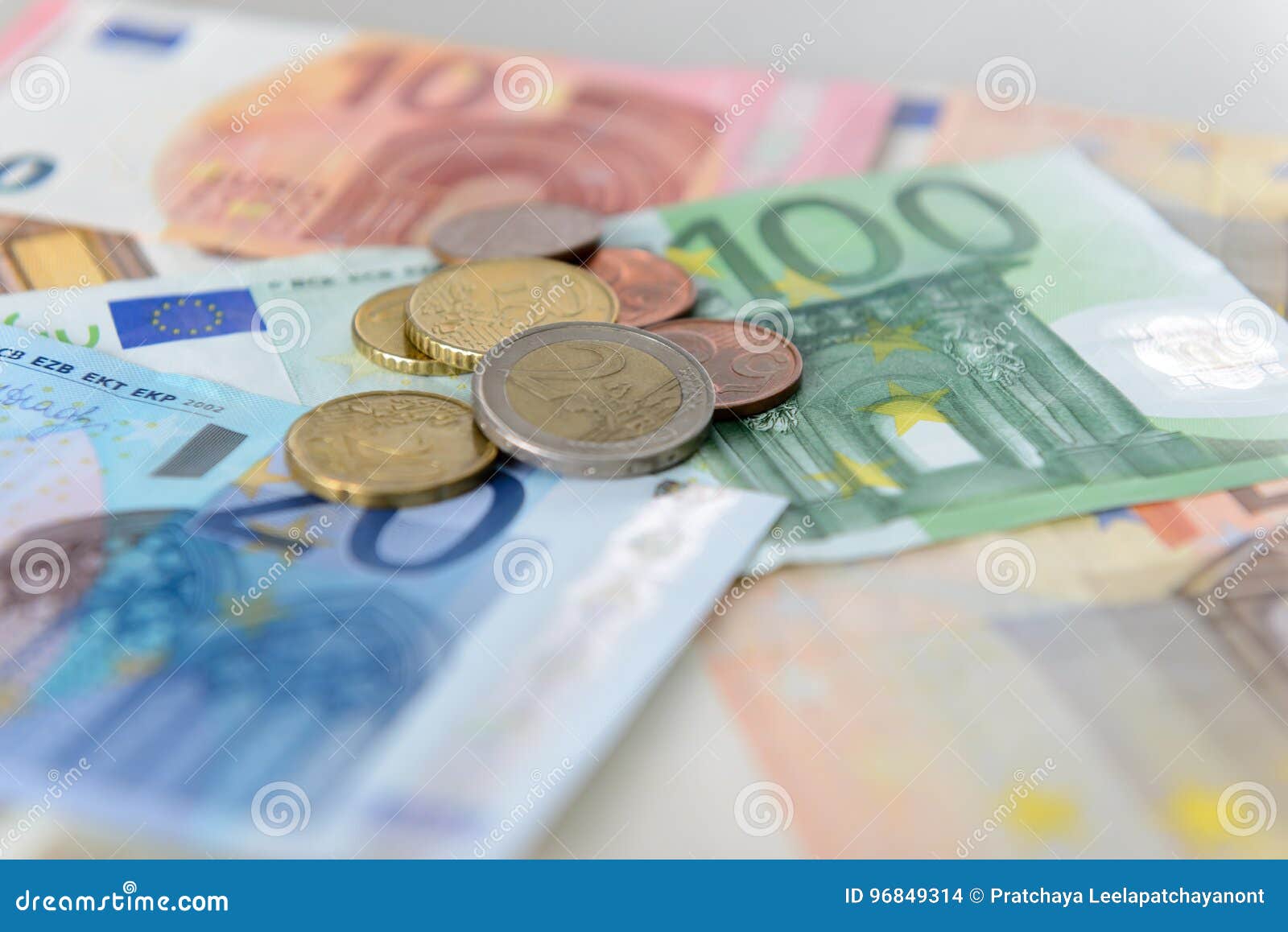 Eurosedlar och myntar arkivfoto. Bild av pengar, bili - 96849314