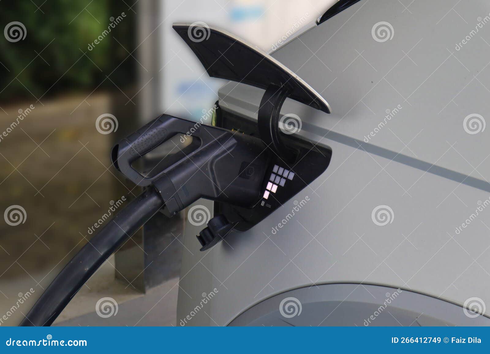 Ev Auto Of Elektrische Auto Op Laadstation Met Stekker Stock