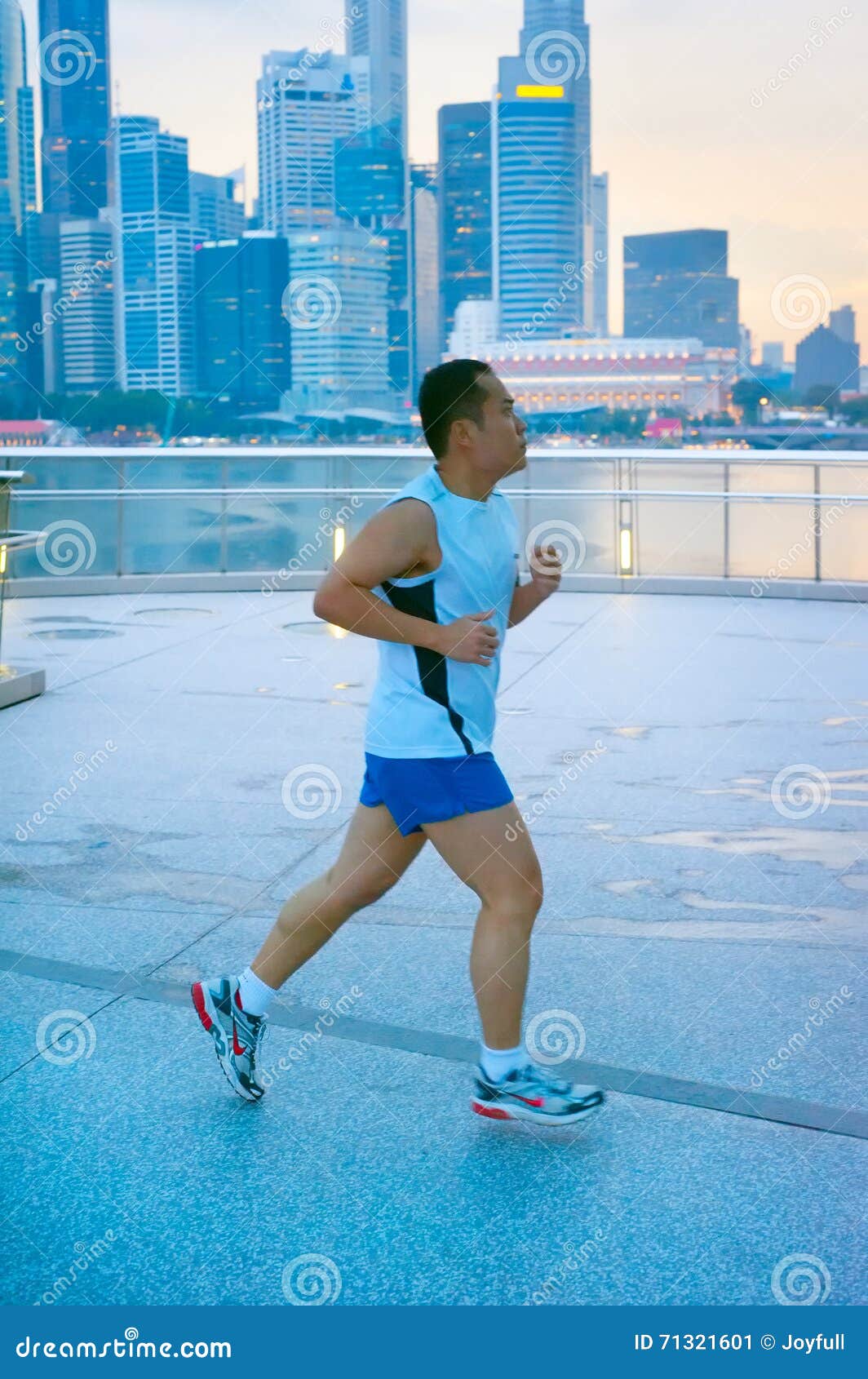 Evening run in Singapore editorial photo. Image of quayside - 71321601
