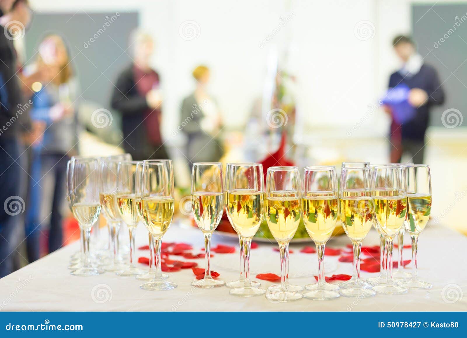 Evento Di Banchetto Champagne Sulla Tavola Immagine Stock - Immagine di ...