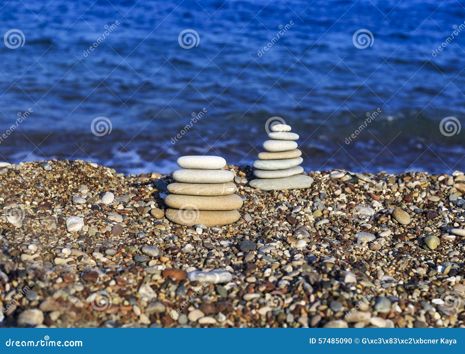 Evenwichtige Stenen Op Het Strand Stock Foto - Image of boeddhisme ...