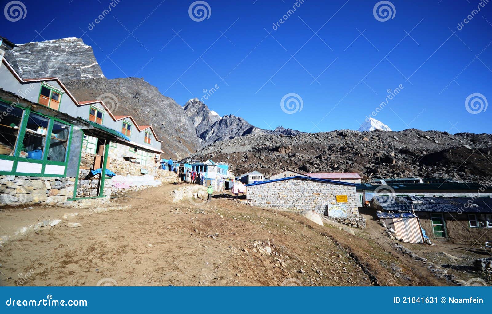 Everest huts editorial photo. Image of skies, peaks, hiking - 21841631