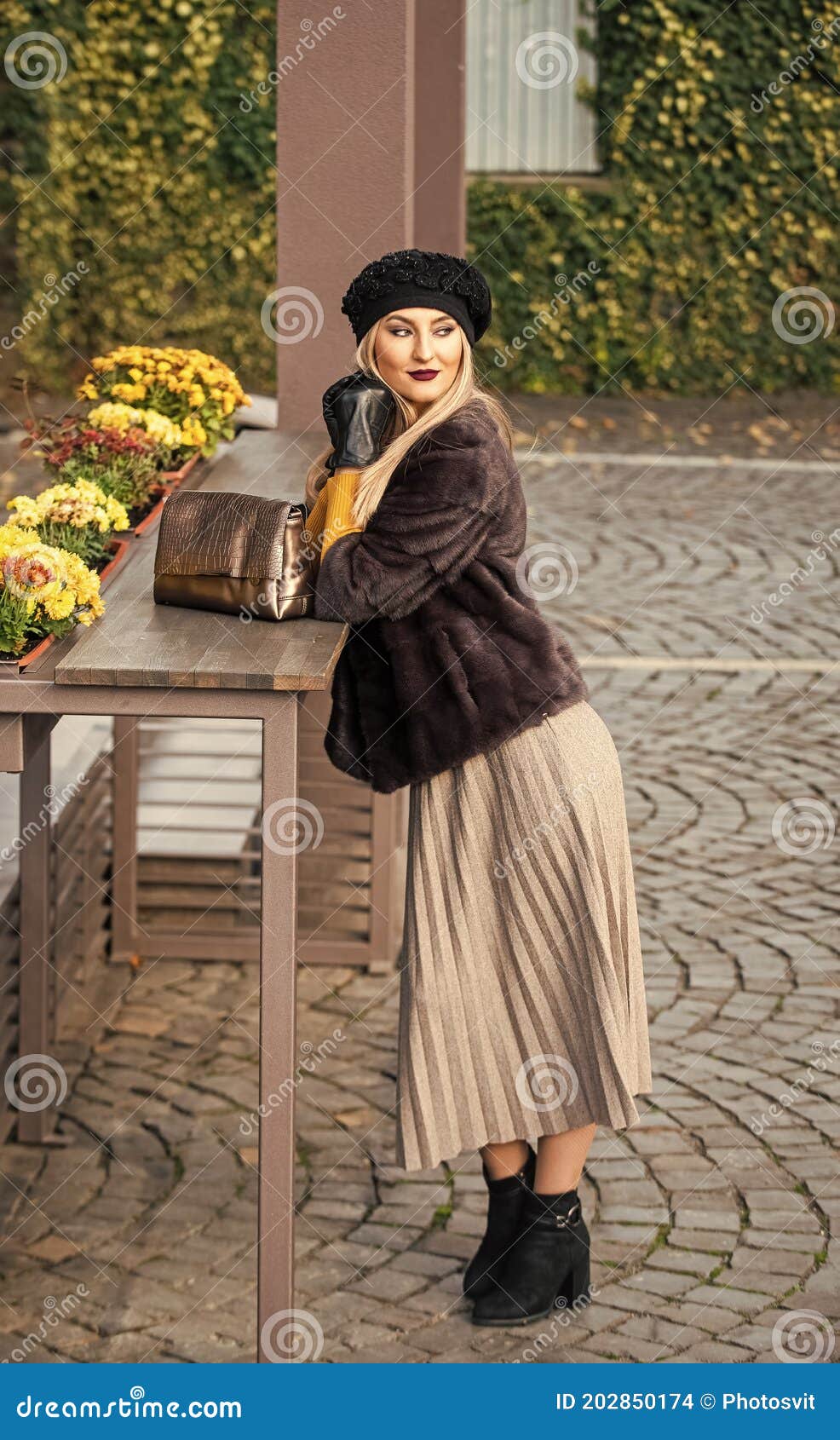 For Everyday Elegant Woman Wear Fur Coat Beauty And Fashion Autumn