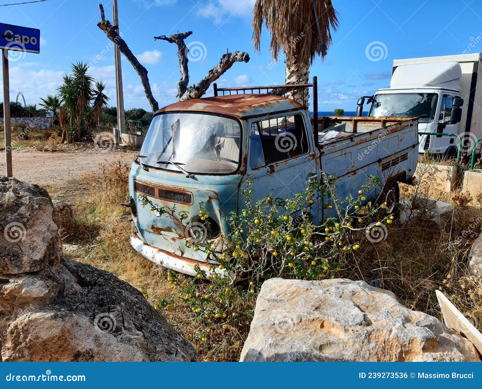 Old rusty van editorial photo. Image of empty, italyn - 239273536