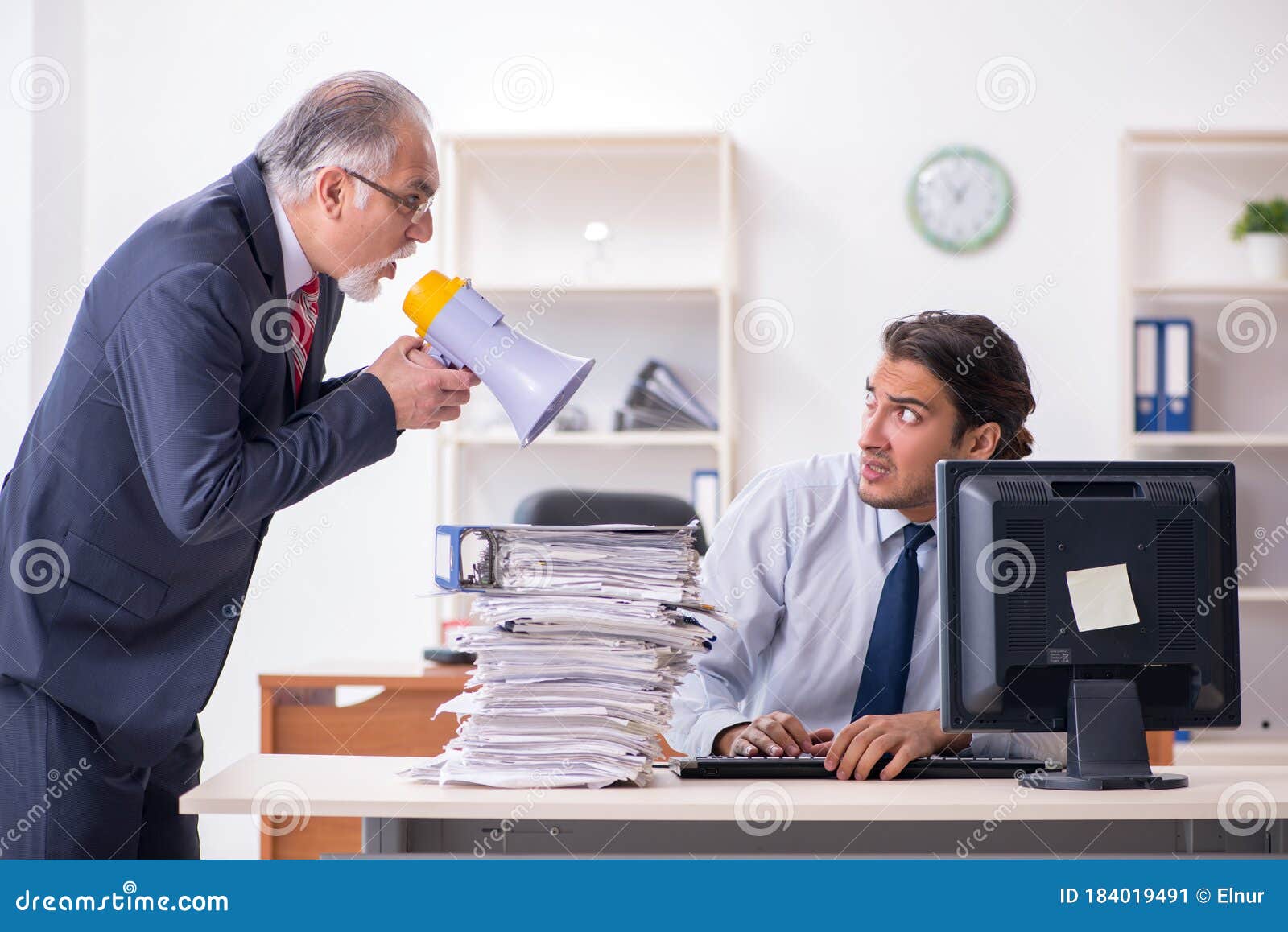 Ex Capo E Giovane Impiegato Maschio in Ufficio Immagine Stock ...