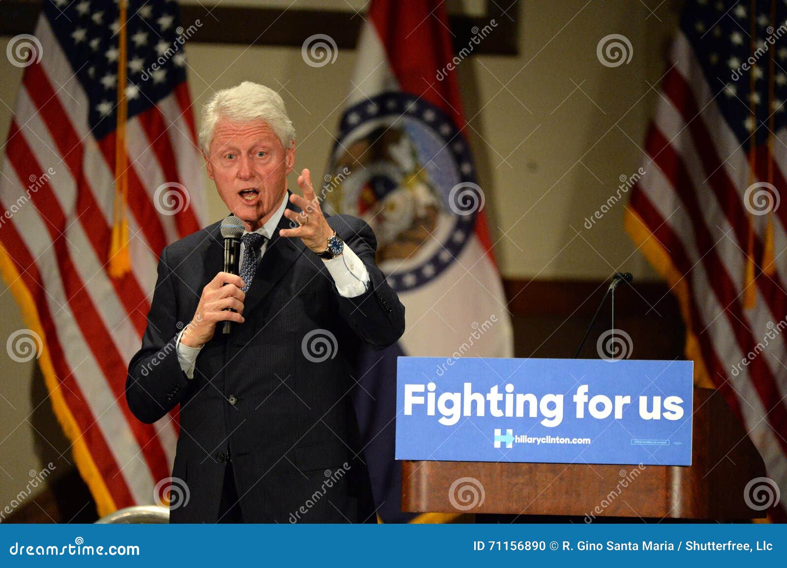 Ex Presidente Bill Clinton Salutes a Hillary Supporters Immagine ...