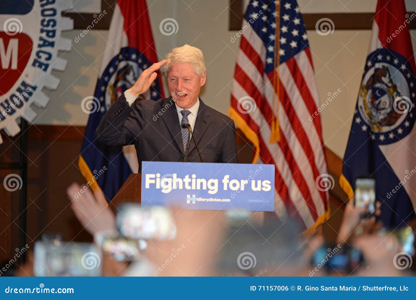 Ex Presidente Bill Clinton Salutes a Hillary Supporters Fotografia ...