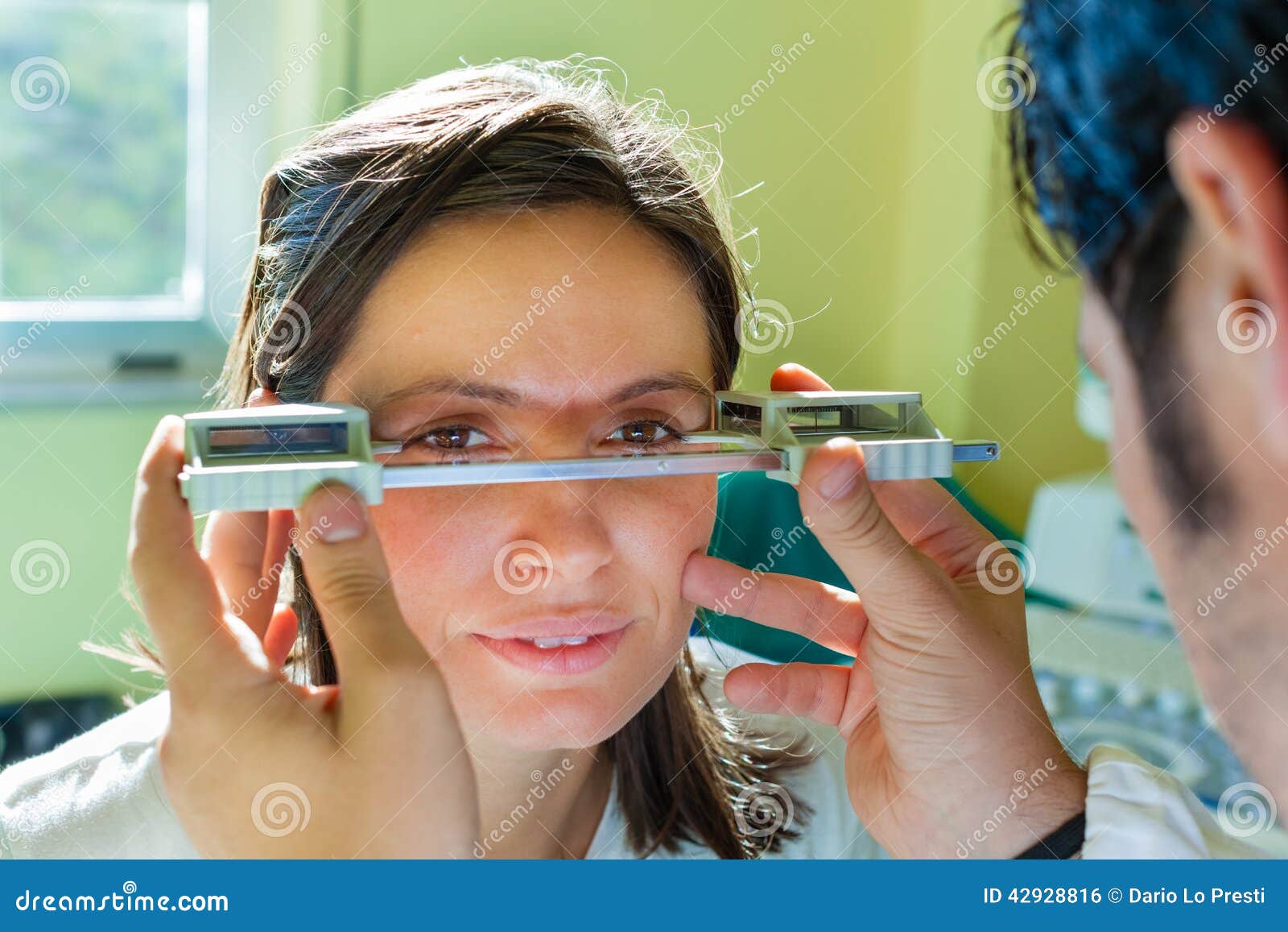 Exame da exoftalmia foto de stock. Imagem de pupila, retina - 42928816