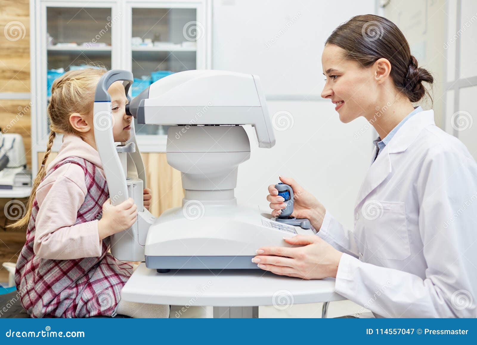 Examen de ojo imagen de archivo. Imagen de paciente - 114557047