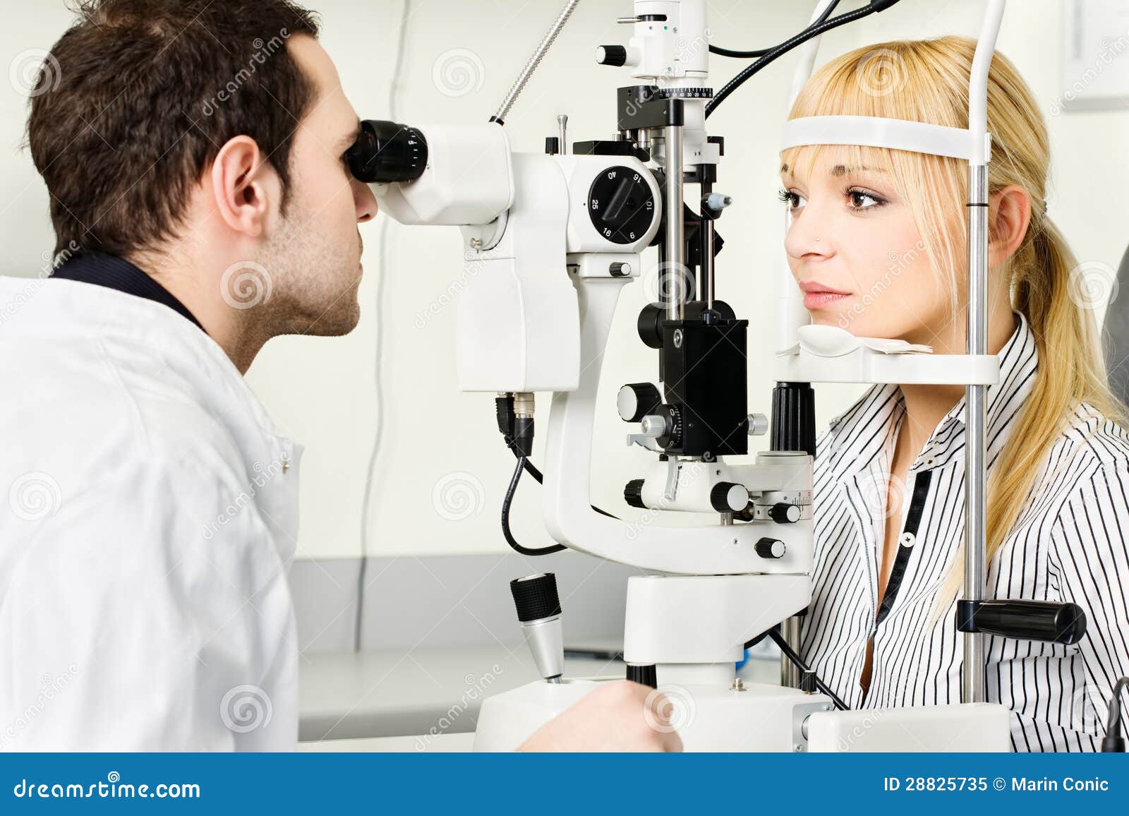 Examen de ojo imagen de archivo. Imagen de mirada, paciente - 28825735