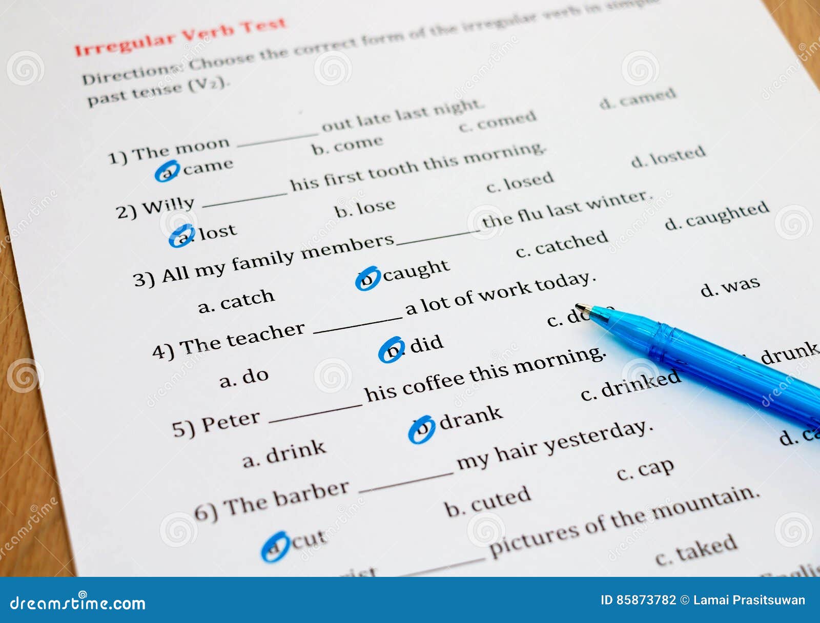 Examen inglés en la tabla foto de archivo. Imagen de marca - 85873782