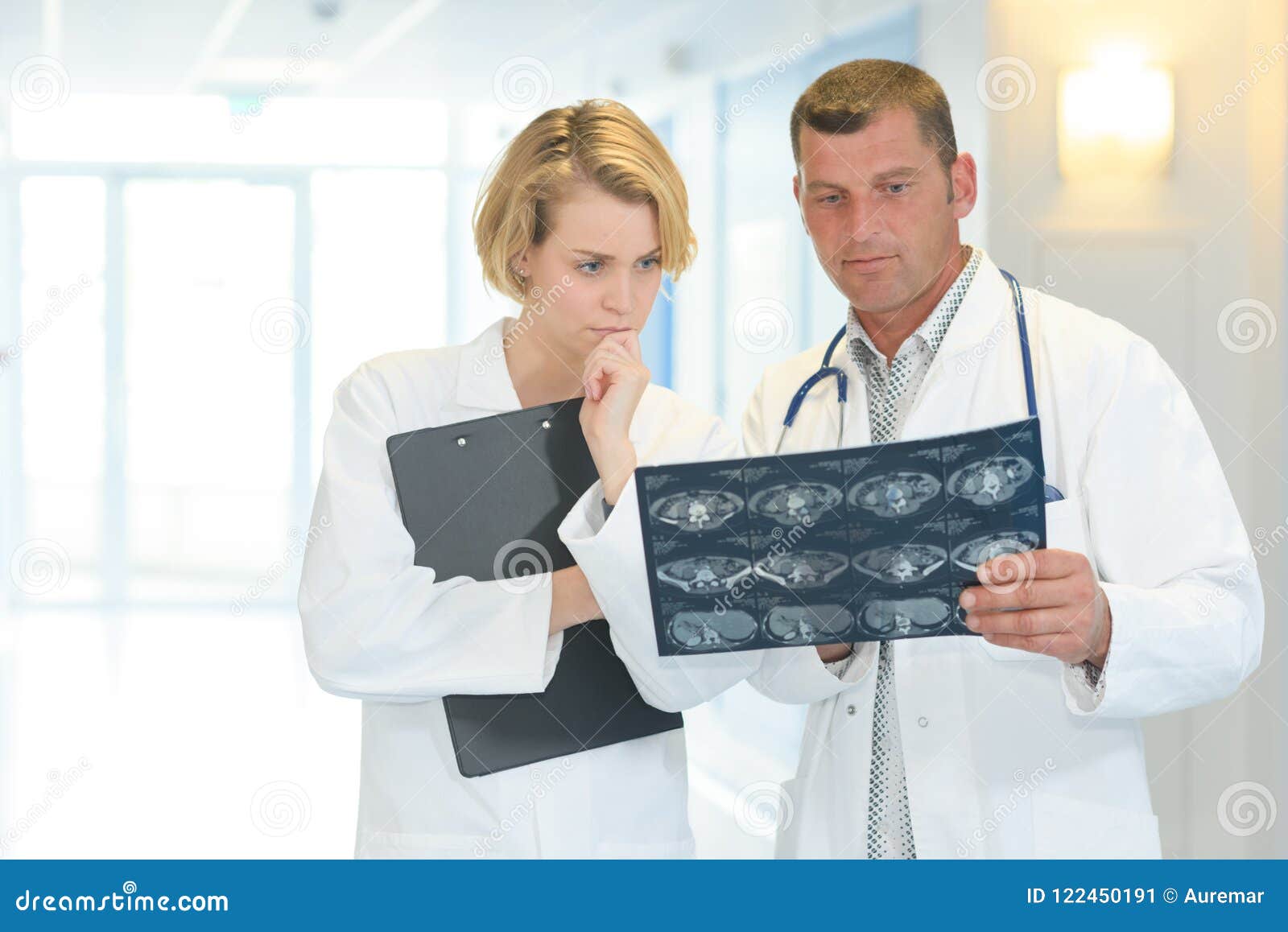 Examinando O Resultado Da Radiologia Imagem de Stock - Imagem de raio ...