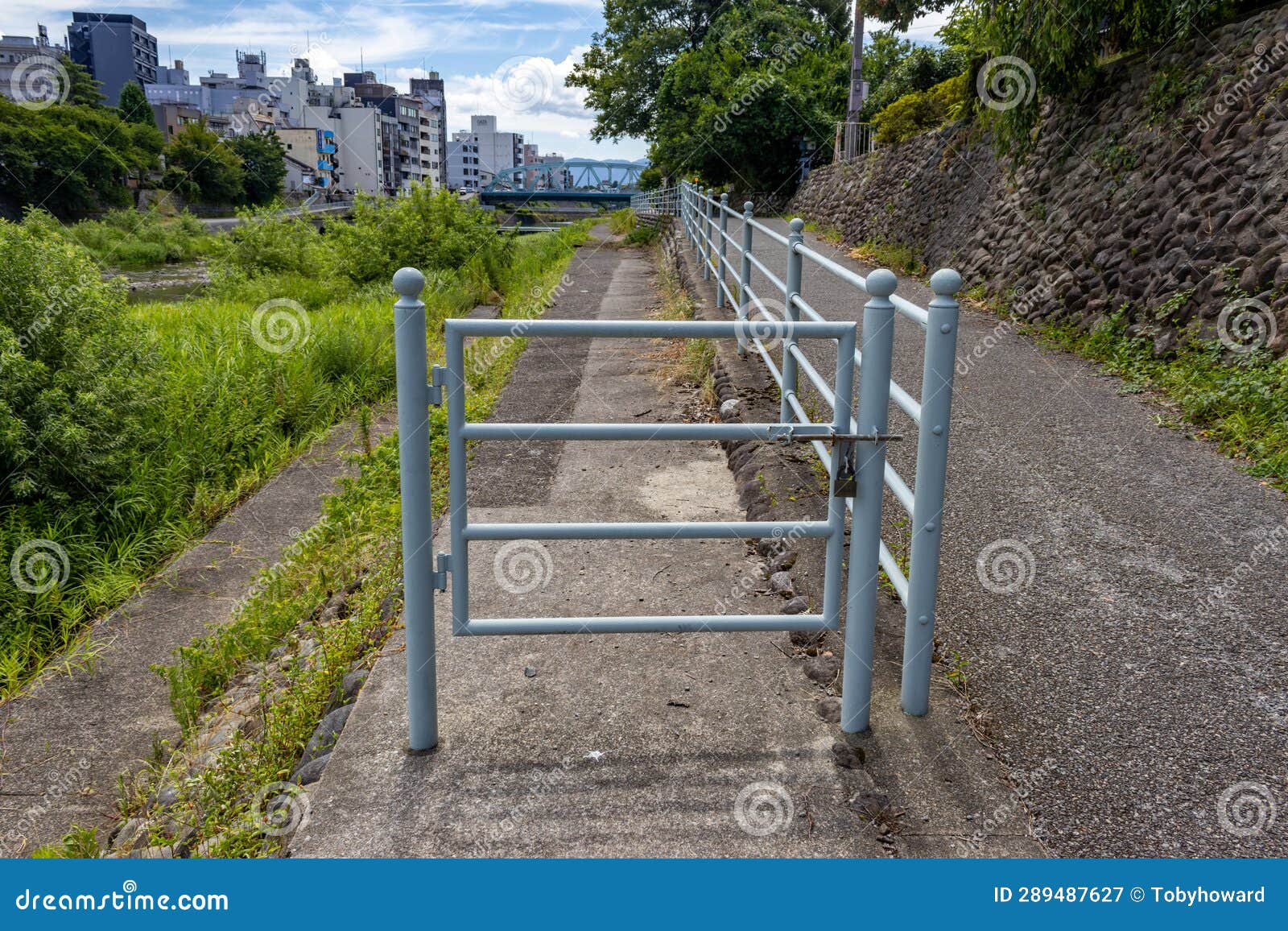 An Example of a Hyperart Thomasson, a Useless Structure. Saigawa River ...